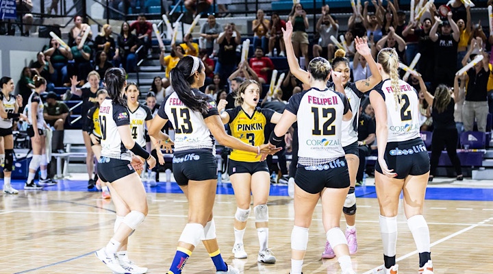 Dramática victoria de las campeonas Pinkin en el inicio de la Semifinal B ante las Atenienses ...